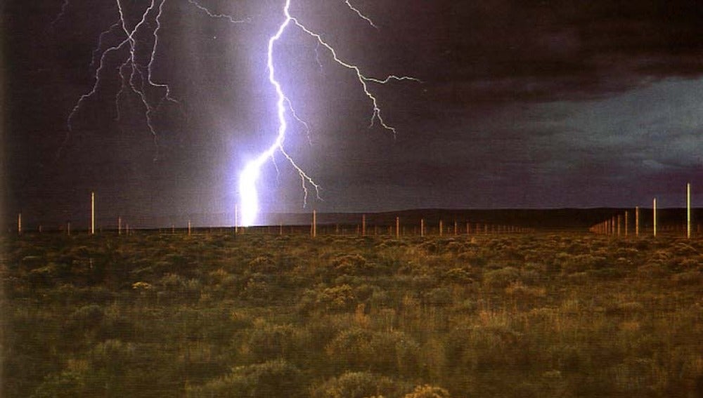 Una colombiana se entierra para quitarse la "energía" del rayo que le ...