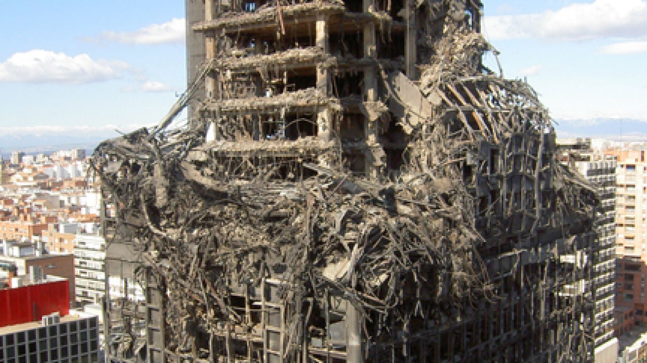 15 años del incendio del Windsor: Las incógnitas aún sin resolver ...