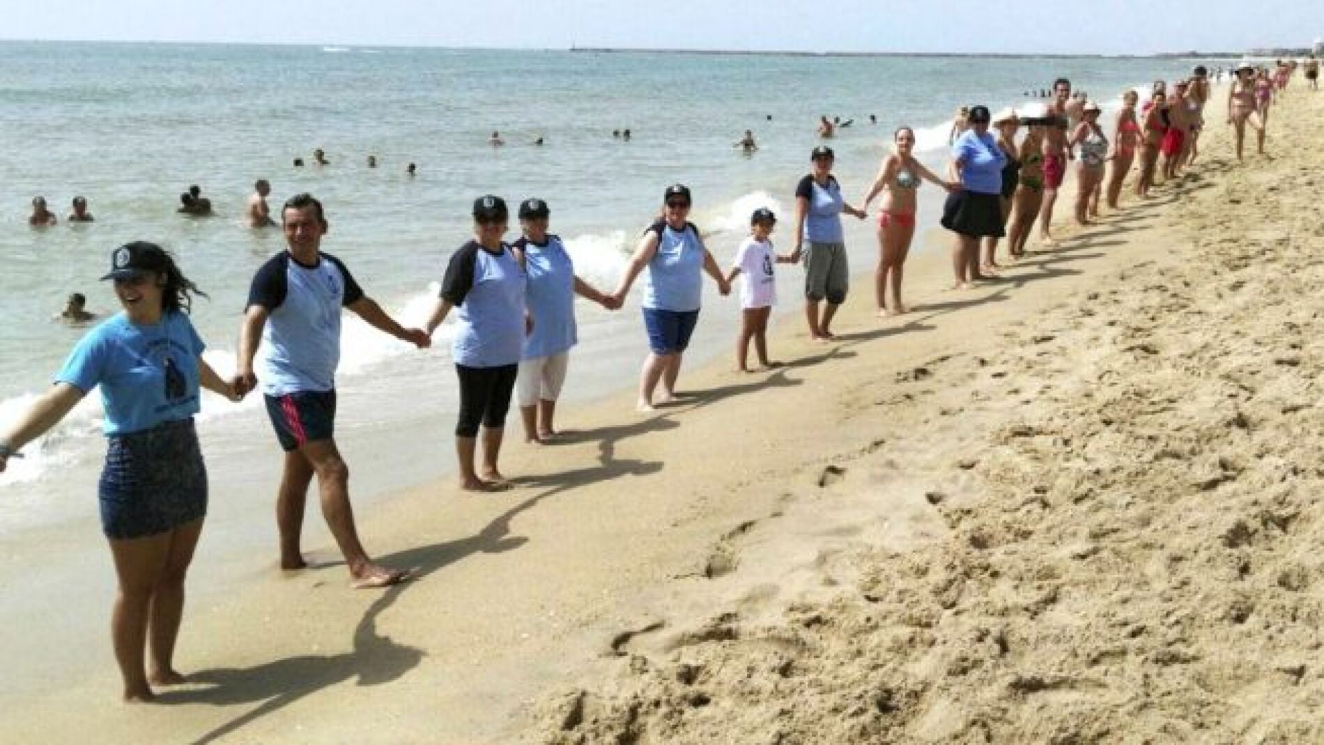 Forman una cadena humana de 5 kilómetros contra la violencia de género ...