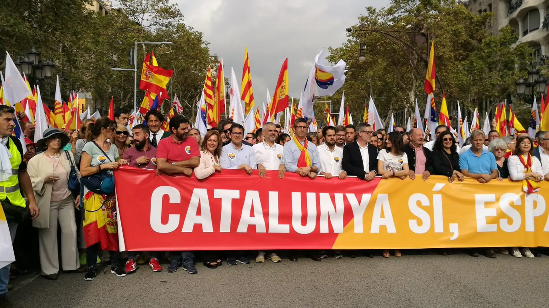 Miles De Personas Se Manifiestan En Barcelona En El Día De La Fiesta