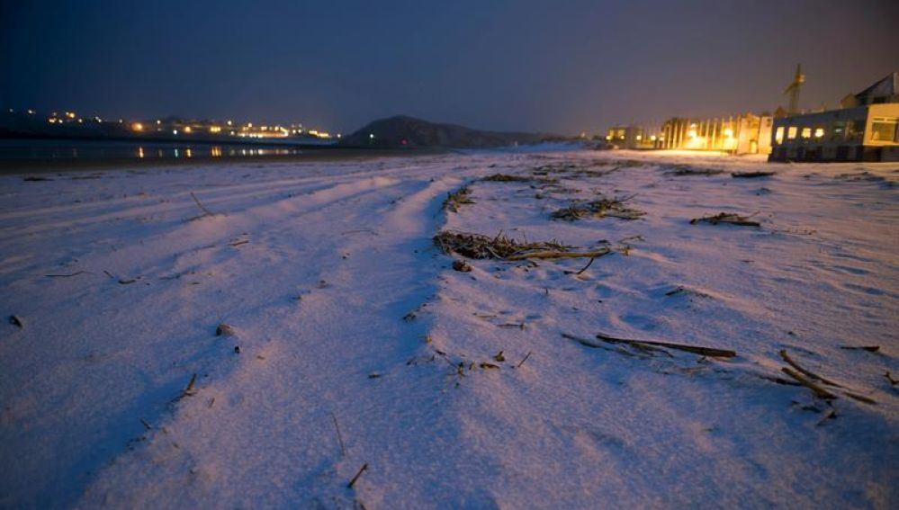 La nieve llega hasta la costa en Cantabria y congestiona las autovías ...