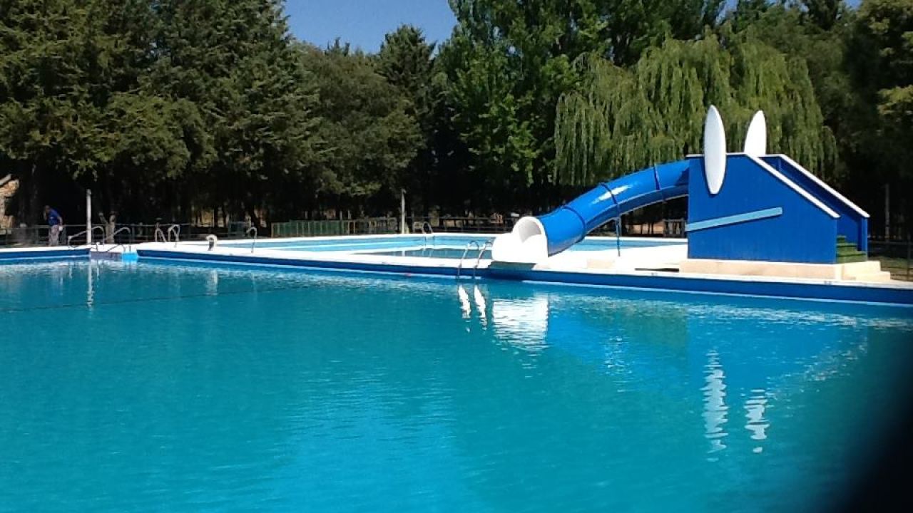 El primer mes de apertura de las piscinas municipales registra 36.400 ...
