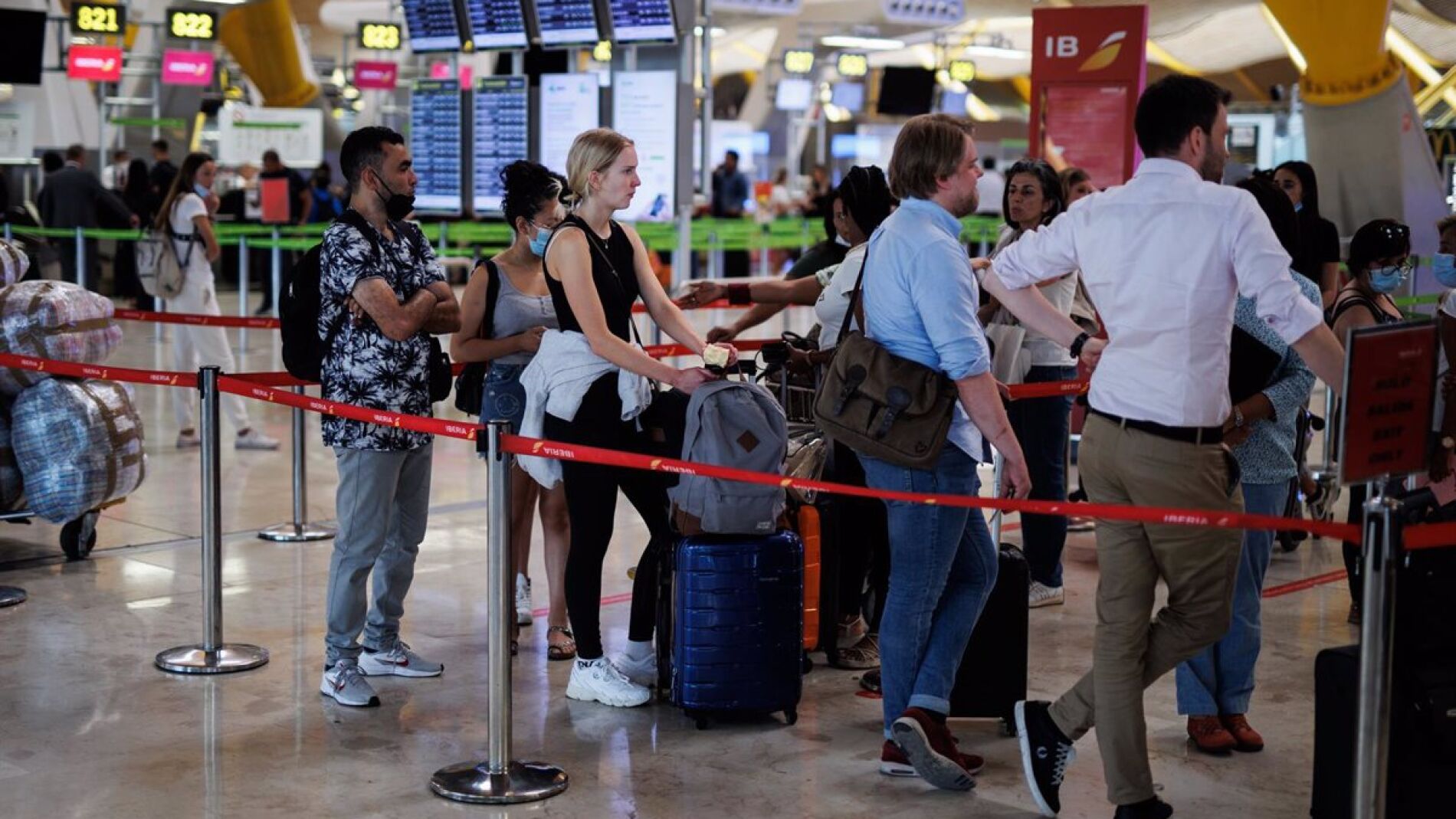 Un total de 17 vuelos con retrasos en los aeropuertos de Málaga y ...