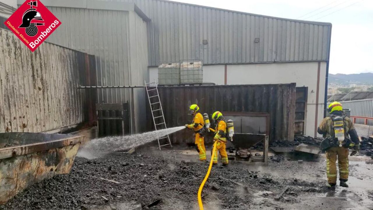 Un incendio afecta a una nave industrial de frutos secos en Altea ...