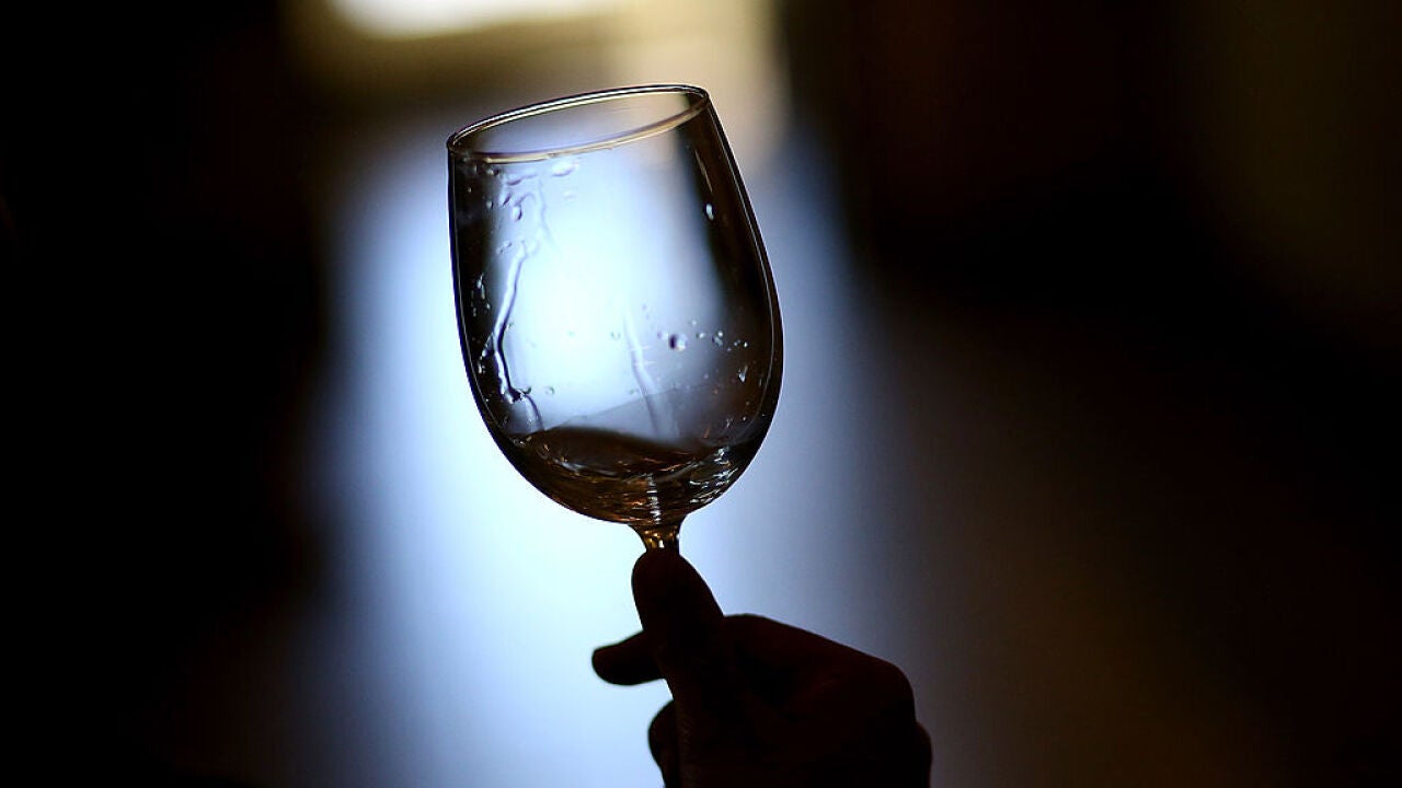 ¿El agua con gas engorda? Así afecta a la salud según una experta en ...