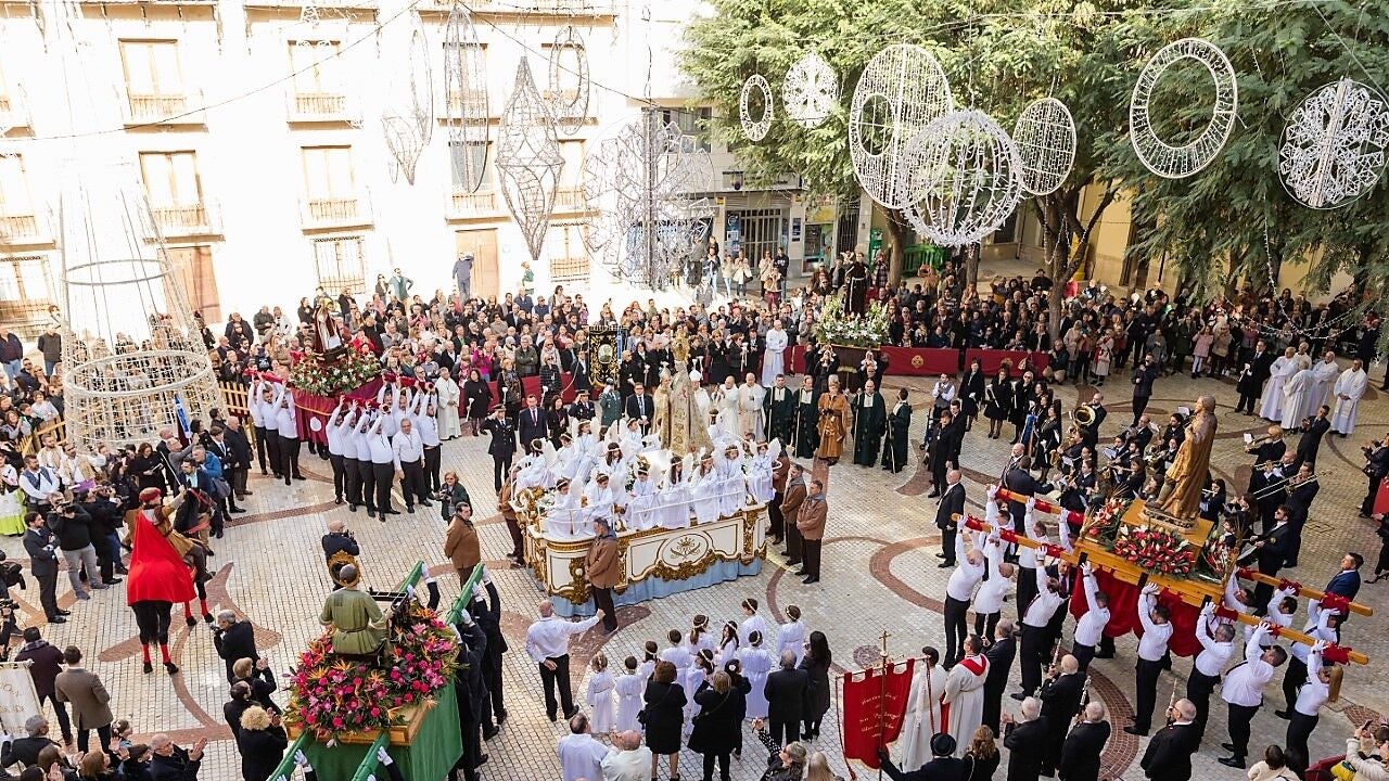 Las fiestas de la Venida de Elche viven un momento único: el encuentro ...