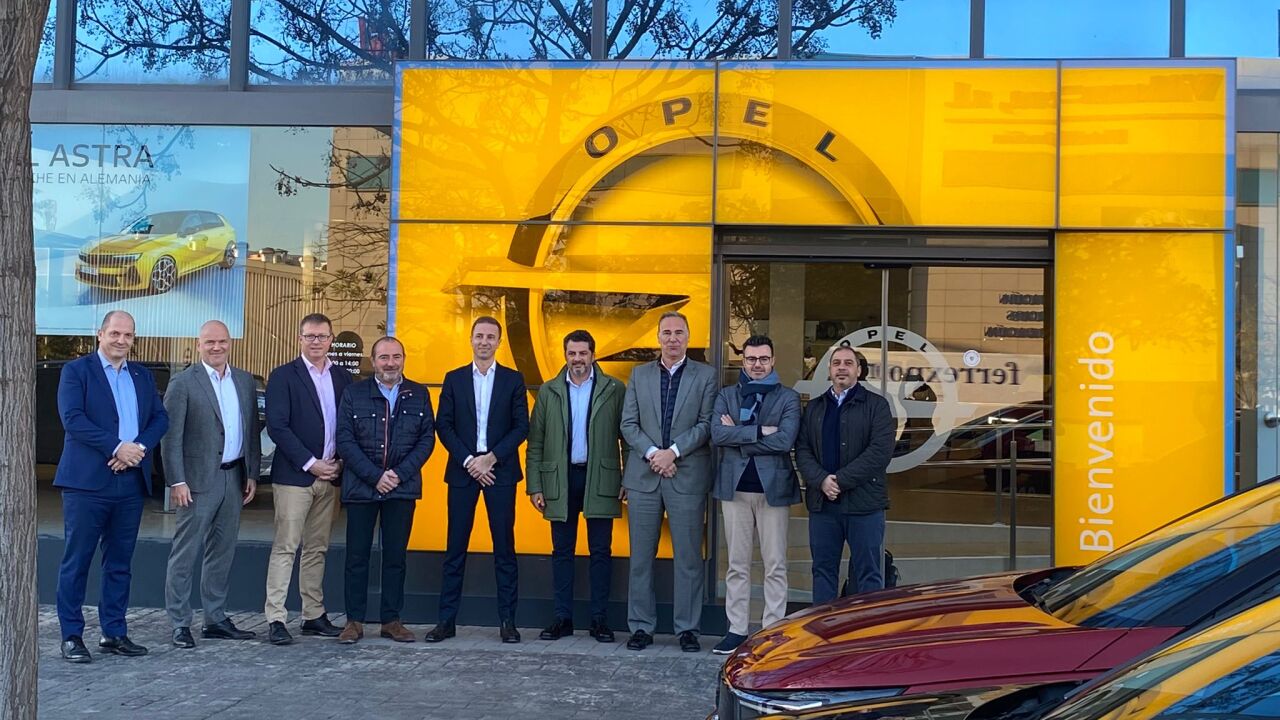 El CEO de Opel y Vauxhall, Florian Huettl, visita las instalaciones de ...