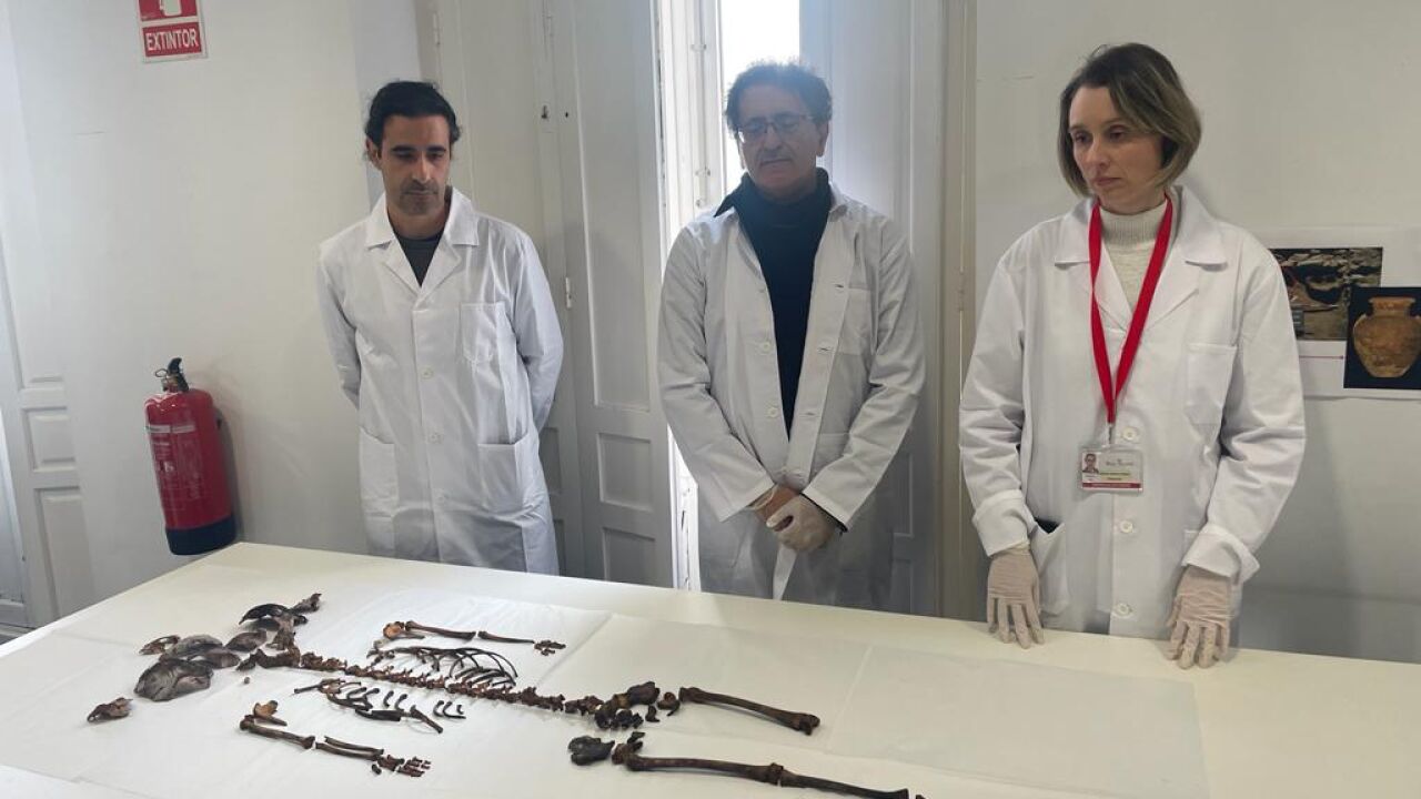 La niña de El Alcázar de Sevilla era rubia, tenía cinco años y murió de ...