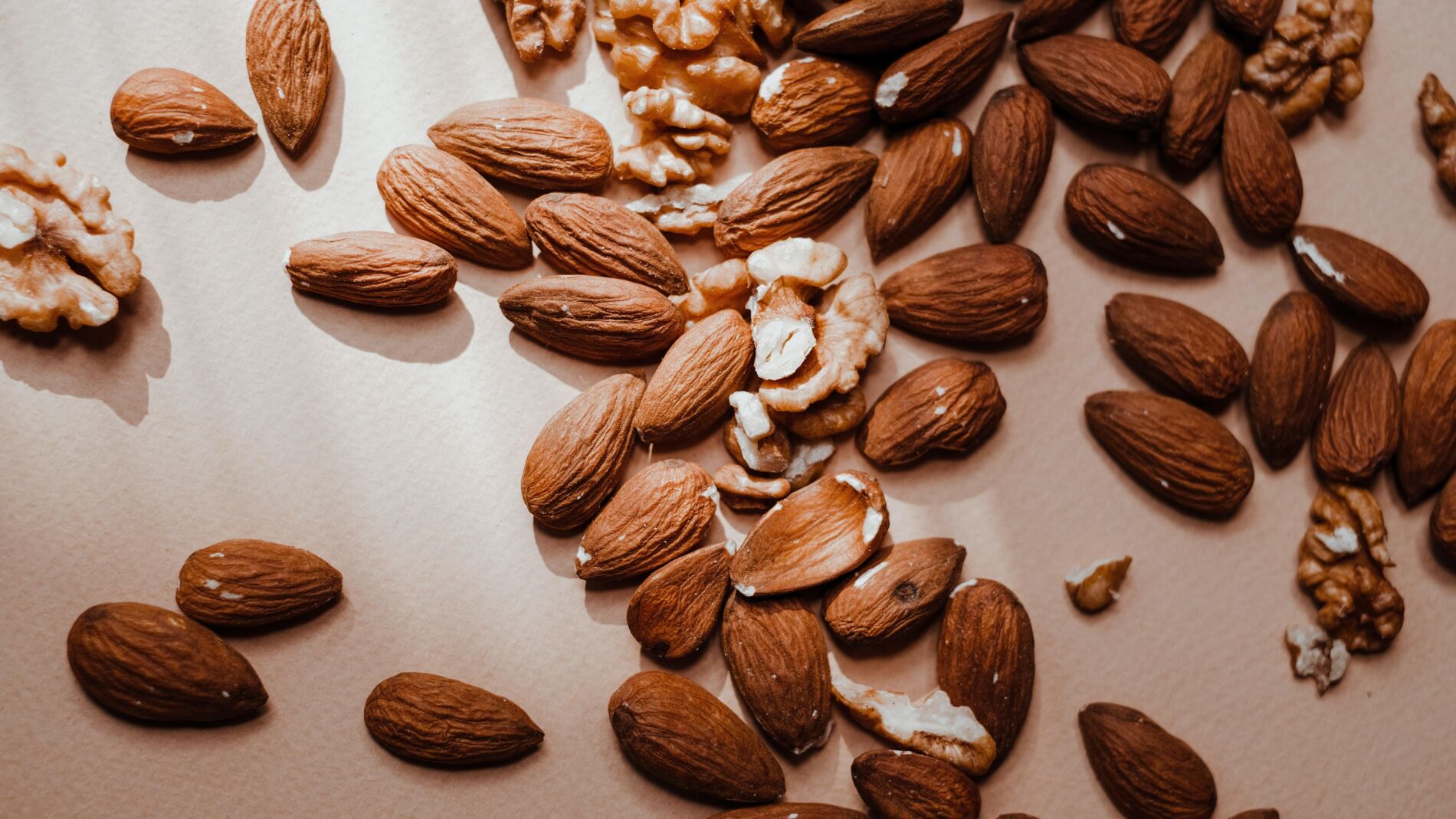 Almendras o nueces: qué es más recomendable y cuál tiene más beneficios ...