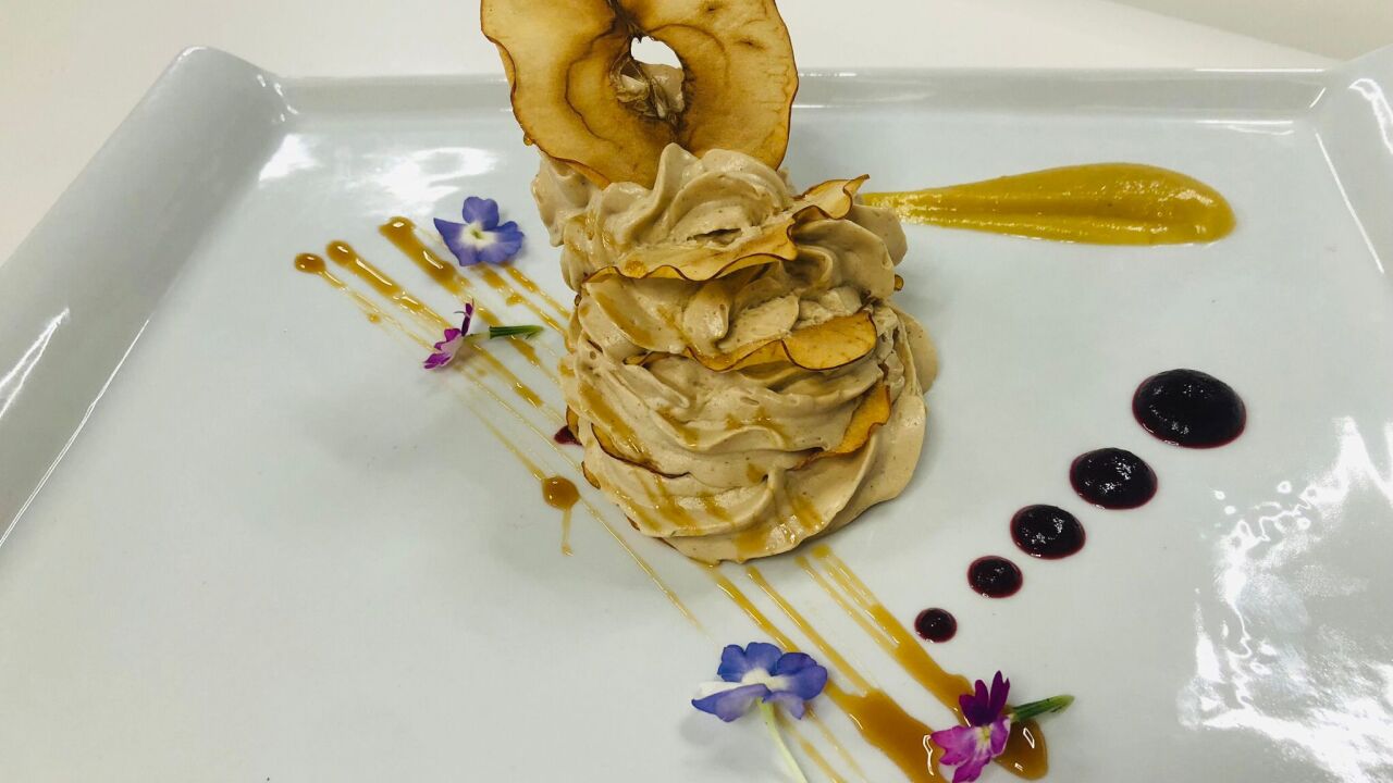 Milhojas de manzana Con su mouse, salsa tofee y confitura de frutos ...