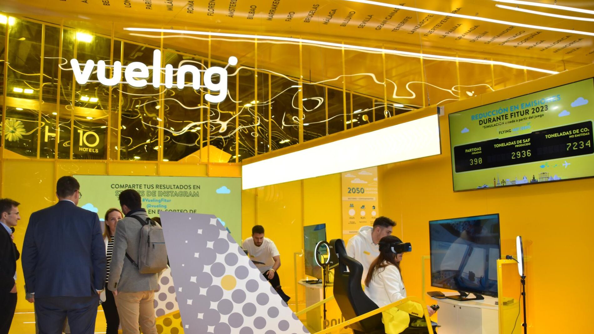 Multa a Vueling por obligar a sus azafatas a llevar tacones y ...