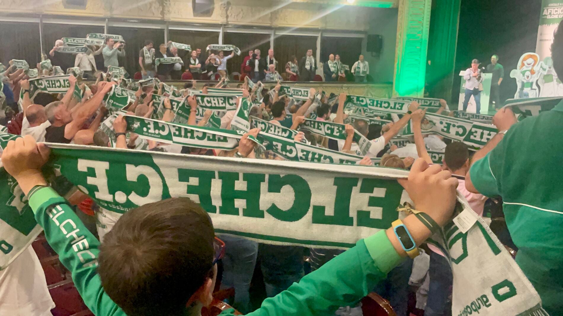 Todo preparado para la Fan Zone de la fiesta de la afición del Elche ...