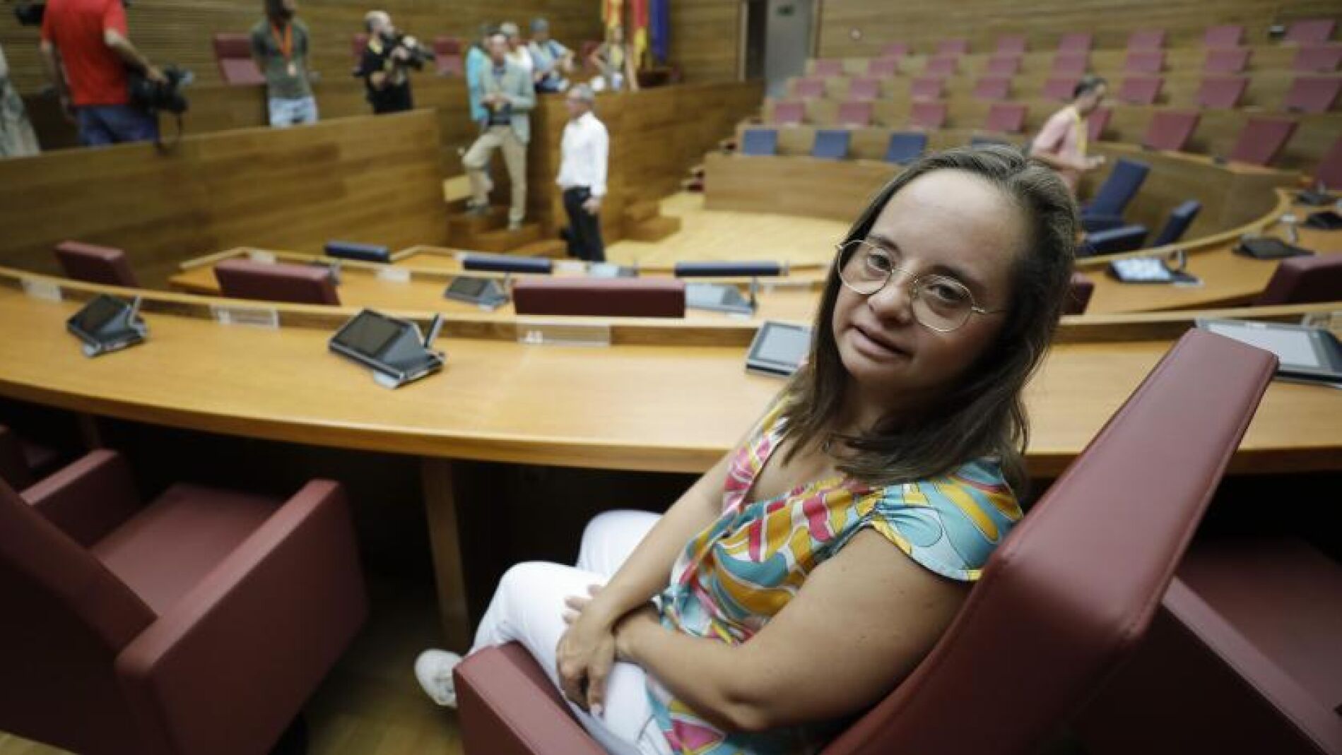 Mar Galcerán, primera diputada con Síndrome de Down, recoge su acta en ...