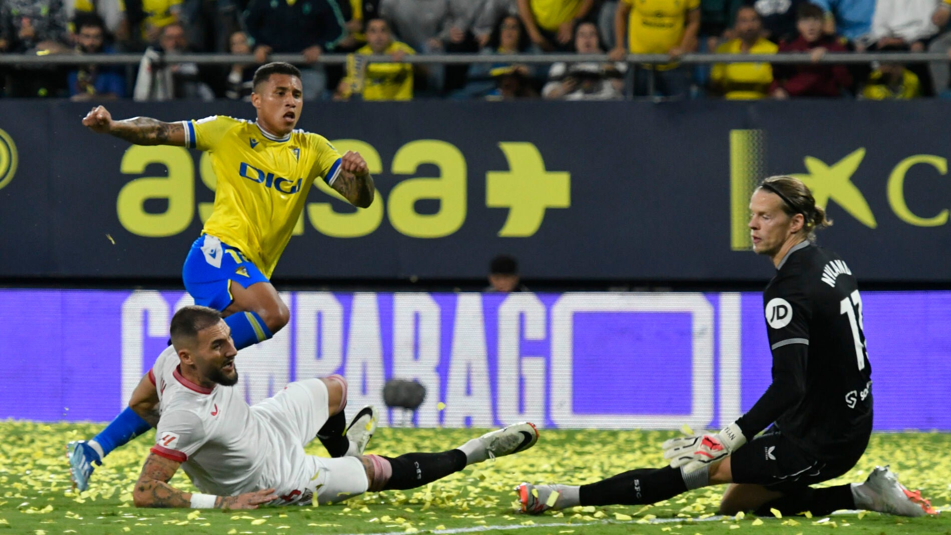 El Sevilla evita el desastre en Cádiz, pero sigue sin ganar | Onda Cero ...