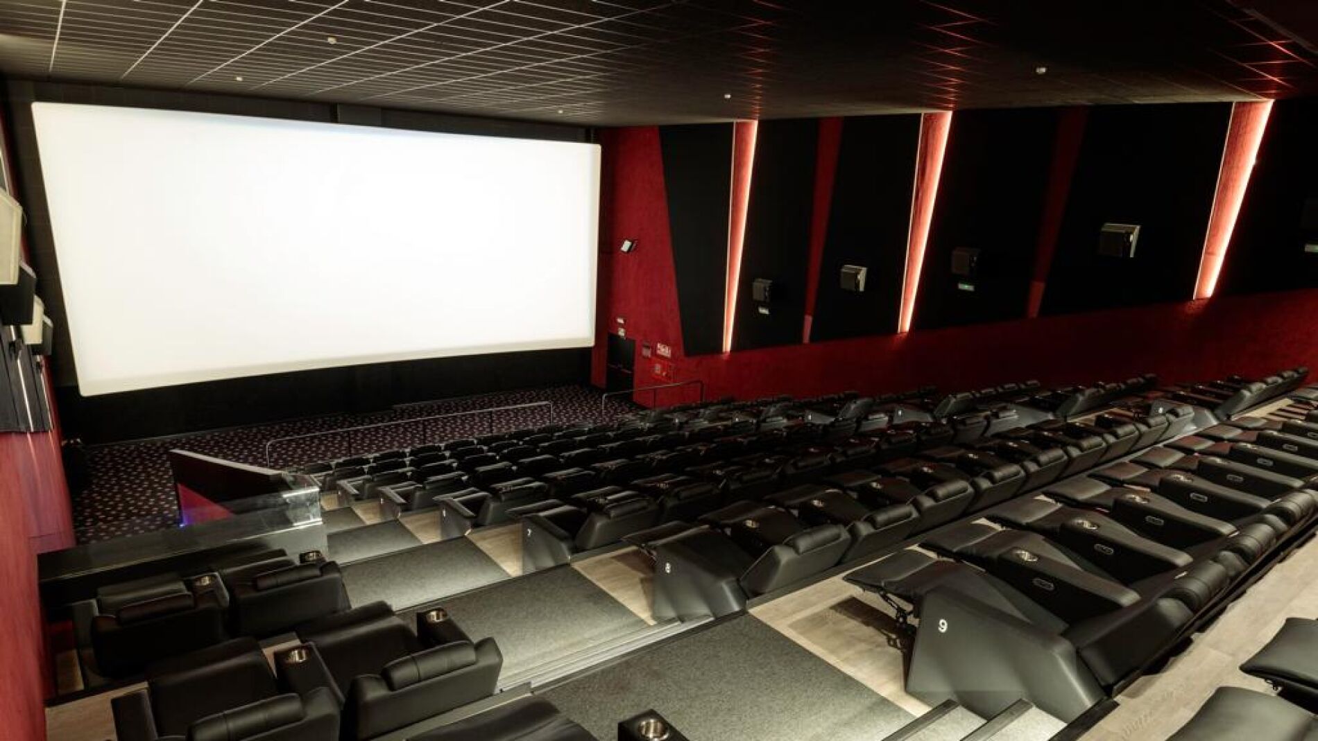 Neocine abre la sala premium más grande de España en el C.C. Thader | Onda Cero Radio