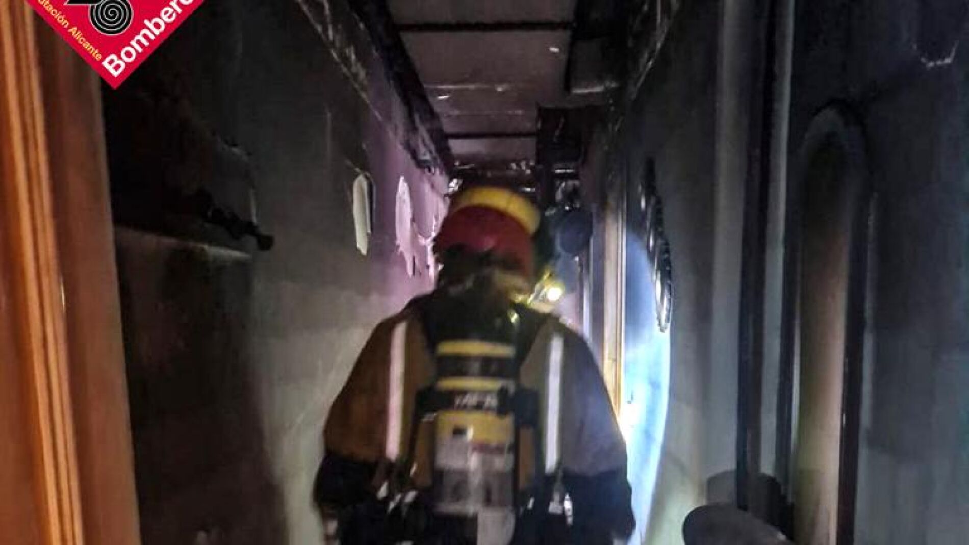 Los Bomberos rescatan a un hombre atrapado en un incendio en L'Alfàs ...