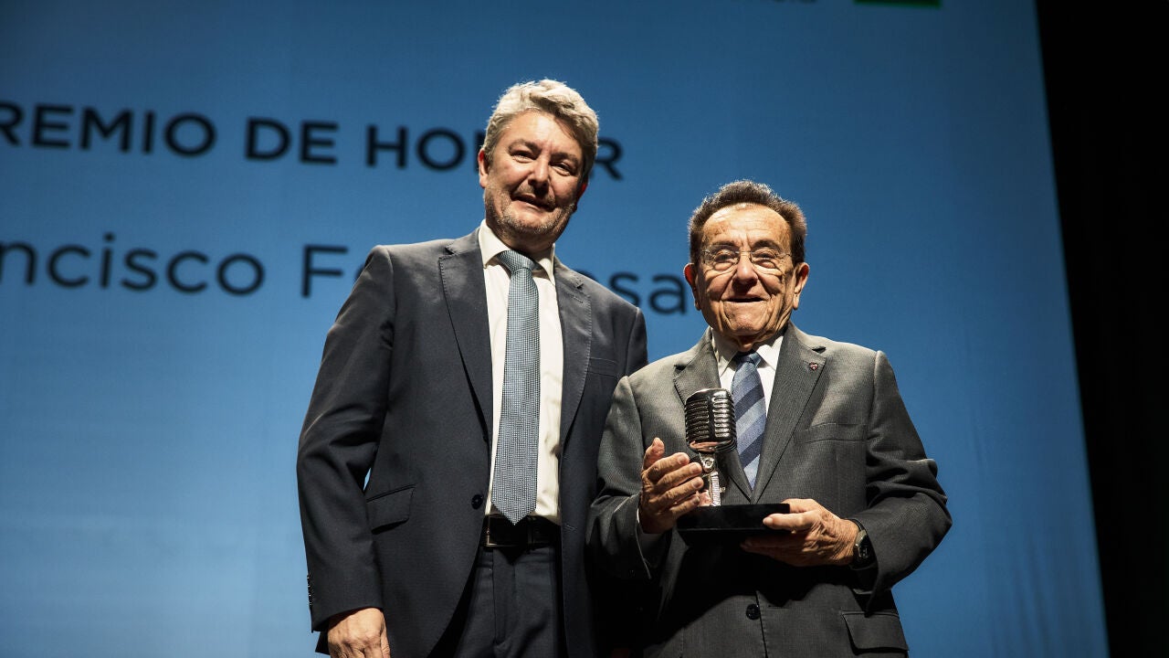 Paco Fenollosa recibe el 'valenciano de Honor' en los premios Onda Cero ...