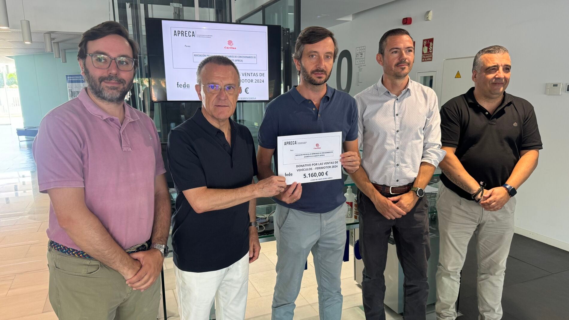 Apreca entrega a Cáritas 5.160 euros por las ventas de vehículos en la ...