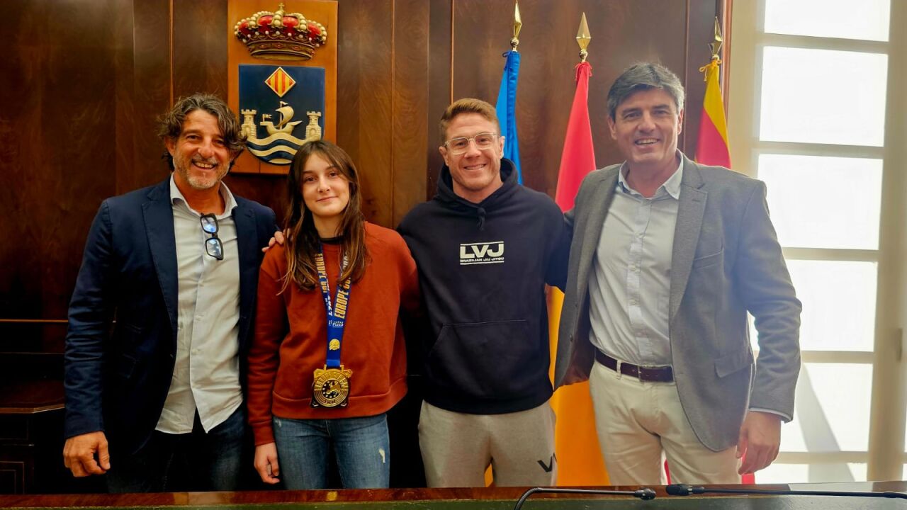 El Alcalde Marcos Zaragoza recibe a las deportistas vileras Abril ...