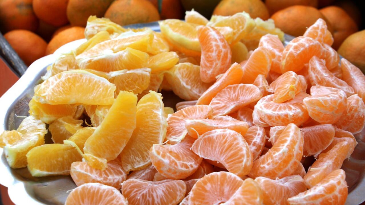 El ayuntamiento de Castelló reparte clementinas para celebrar las doce ...