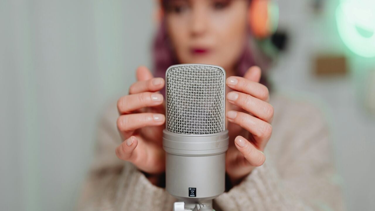 La ciencia explica por qué necesitas el ASMR para dormir o relajarte ...