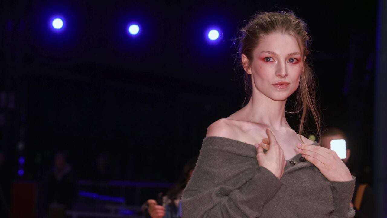 La actriz trans Hunter Schafer recibe un pasaporte donde se le cataloga como hombre | Onda Cero ...