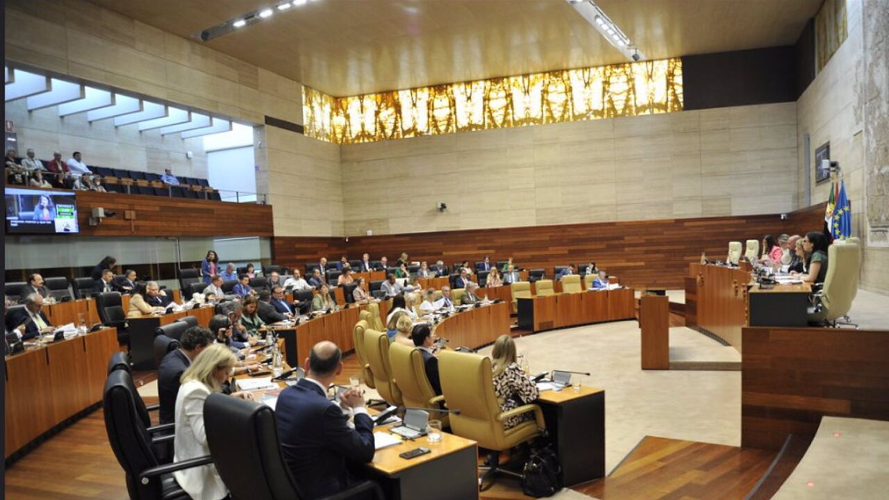 PP y Vox plasman el jueves su pacto en Extremadura con otra bajada de ...