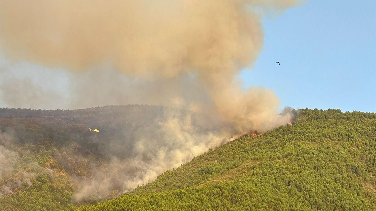 Los efectivos del incendio en Las Hurdes se centran la zona de ...