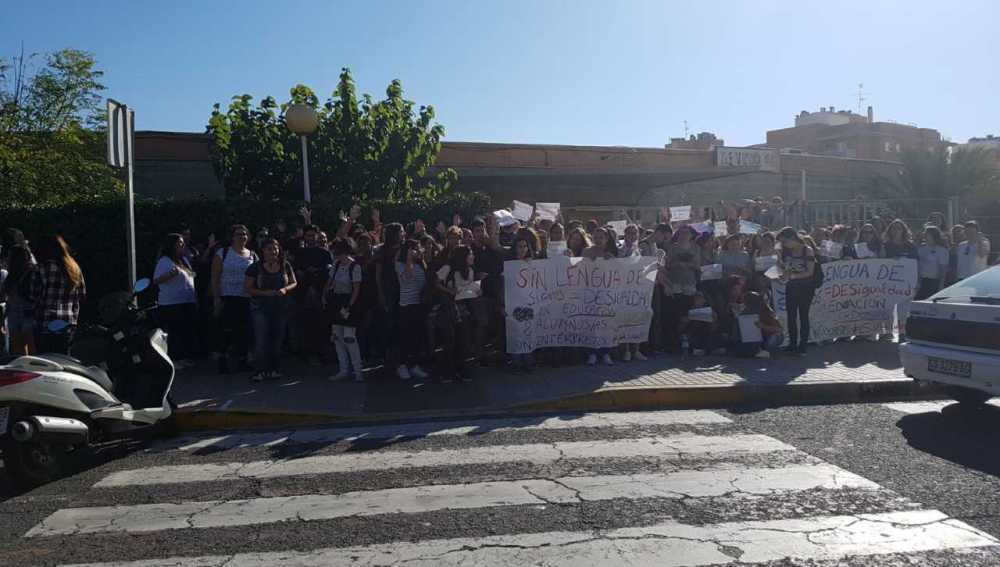 El IES Victoria Kent de Elche se moviliza ante la falta de intérprete ...