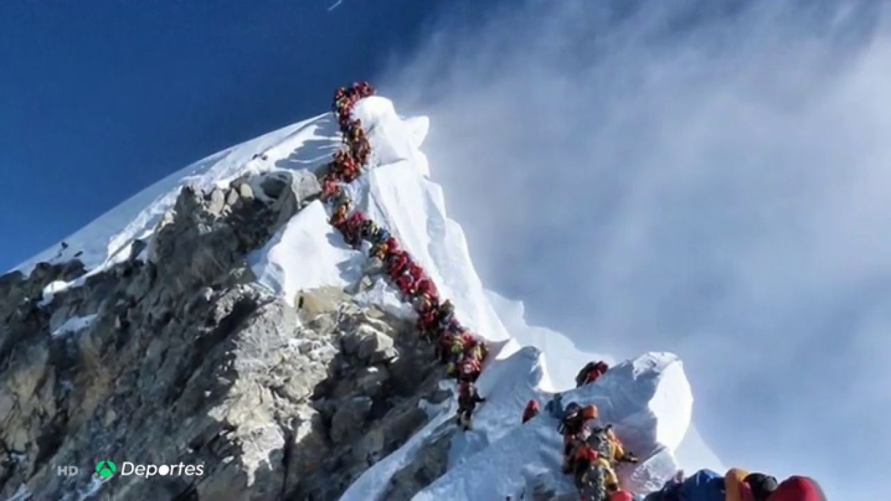 Aventura: Las largas colas para coronar el Everest | Onda Cero Radio
