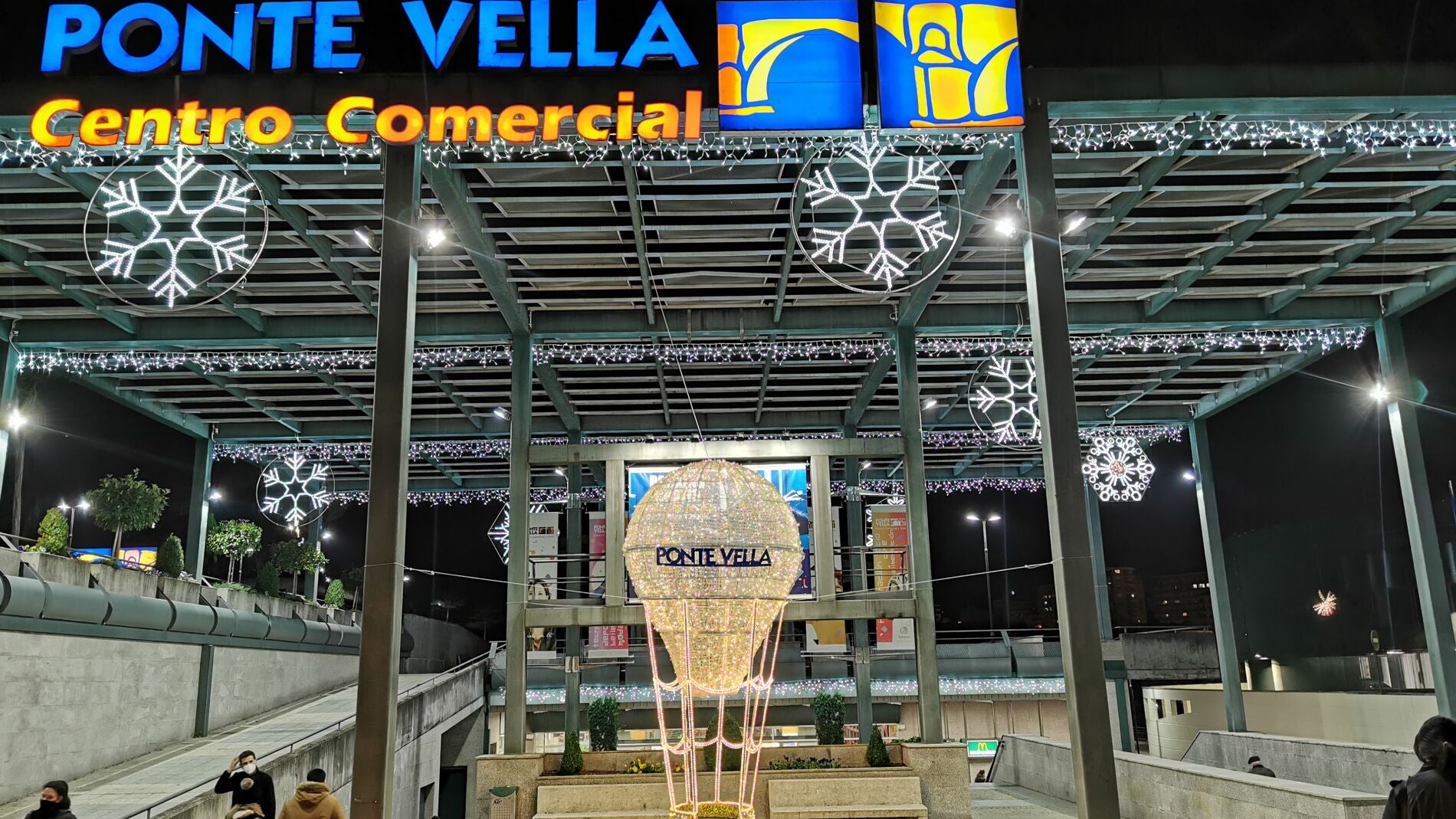 CC Ponte Vella abre sus puertas a la Navidad con luces, obsequios y ...
