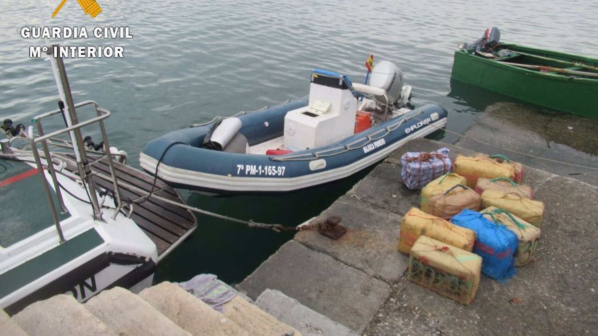 Intervienen en aguas de Ayamonte una narcolancha con más de cien fardos ...