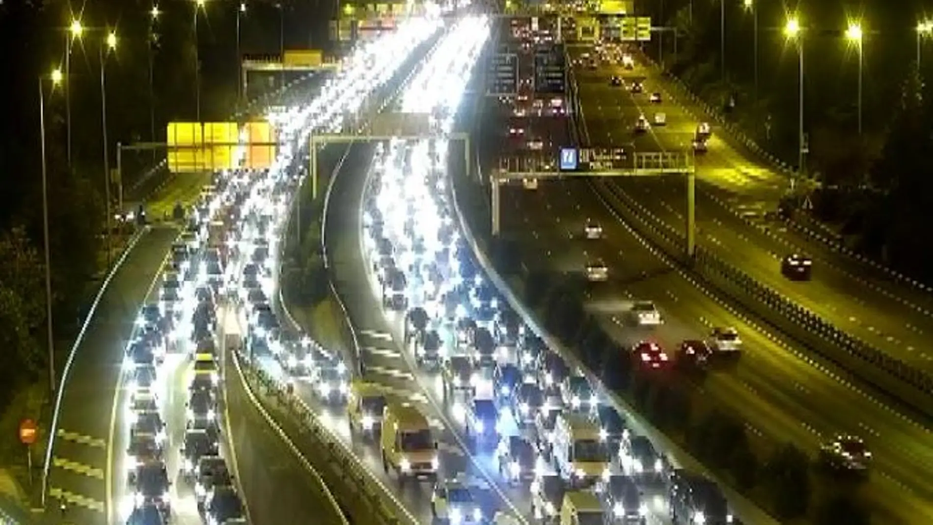 Un Aparatoso Accidente De Dos Camiones Provoca Grandes Retenciones En