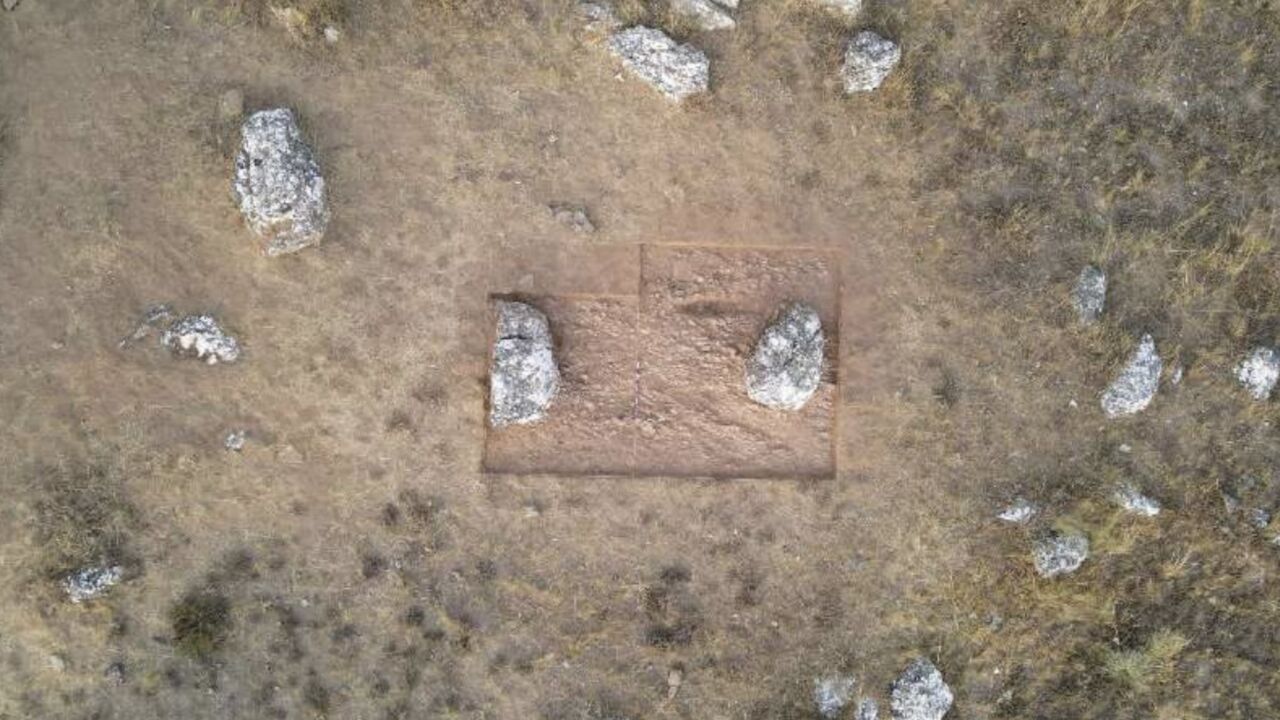 El Dolmen de Bernardos y el recinto megalítico de Lobones ocupan ...