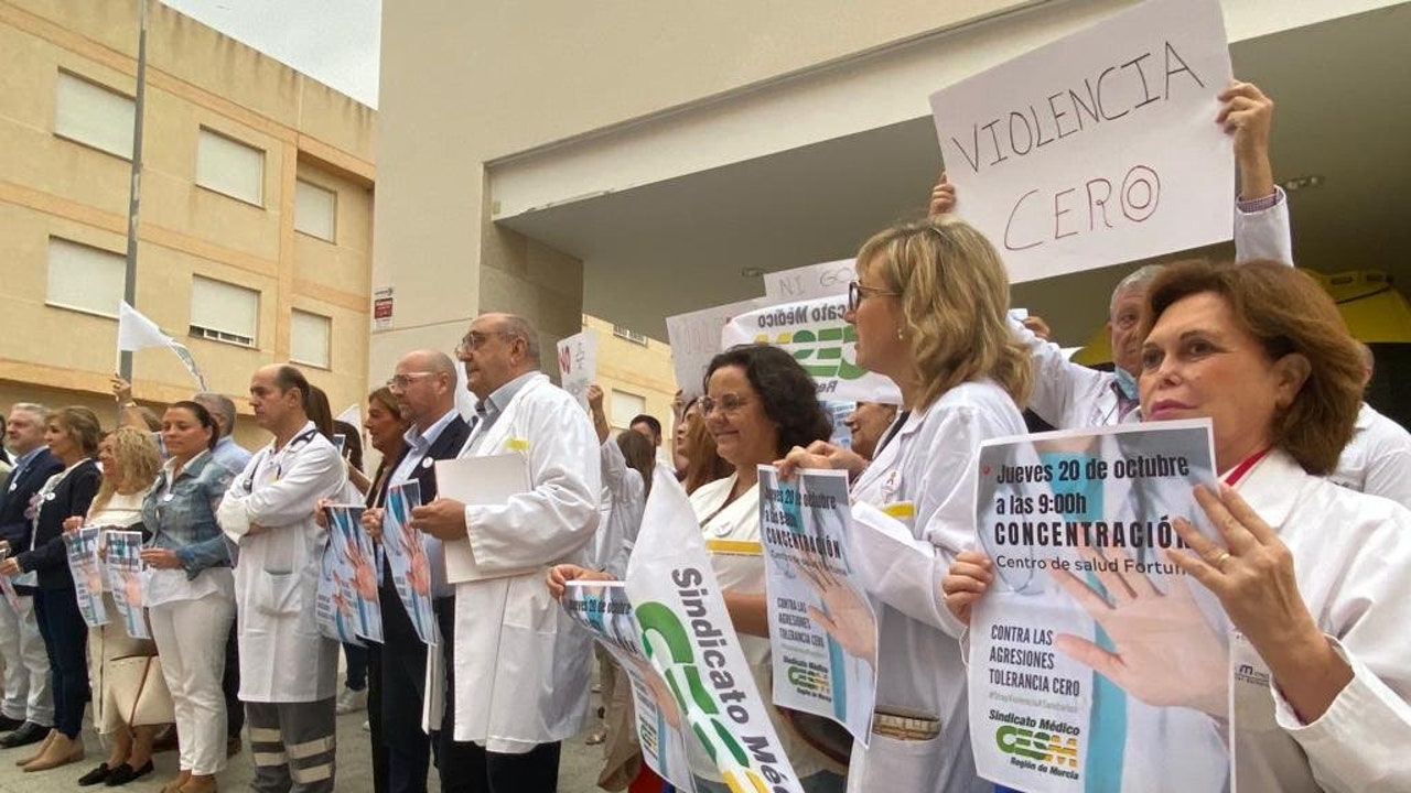 Los Médicos Se Manifiestan Contra Las Agresiones A Los Sanitarios