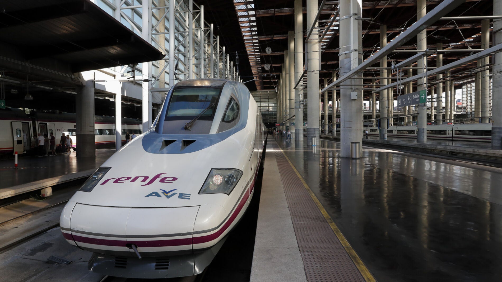 Condenan a 11 jóvenes a pagar a Renfe más de 7.500 euros por el retraso ...