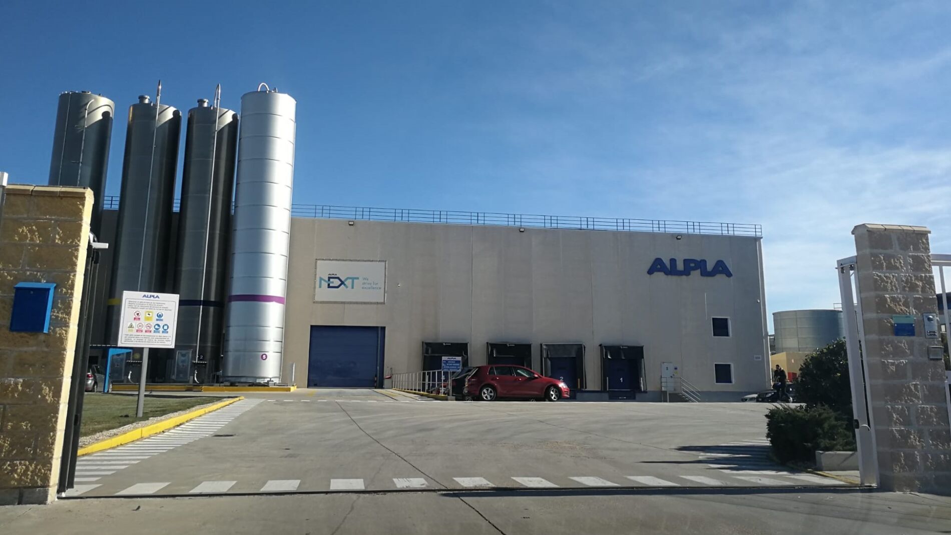 La plantilla de la fábrica de ALPLA en Noblejas (Toledo) se encamina a ...