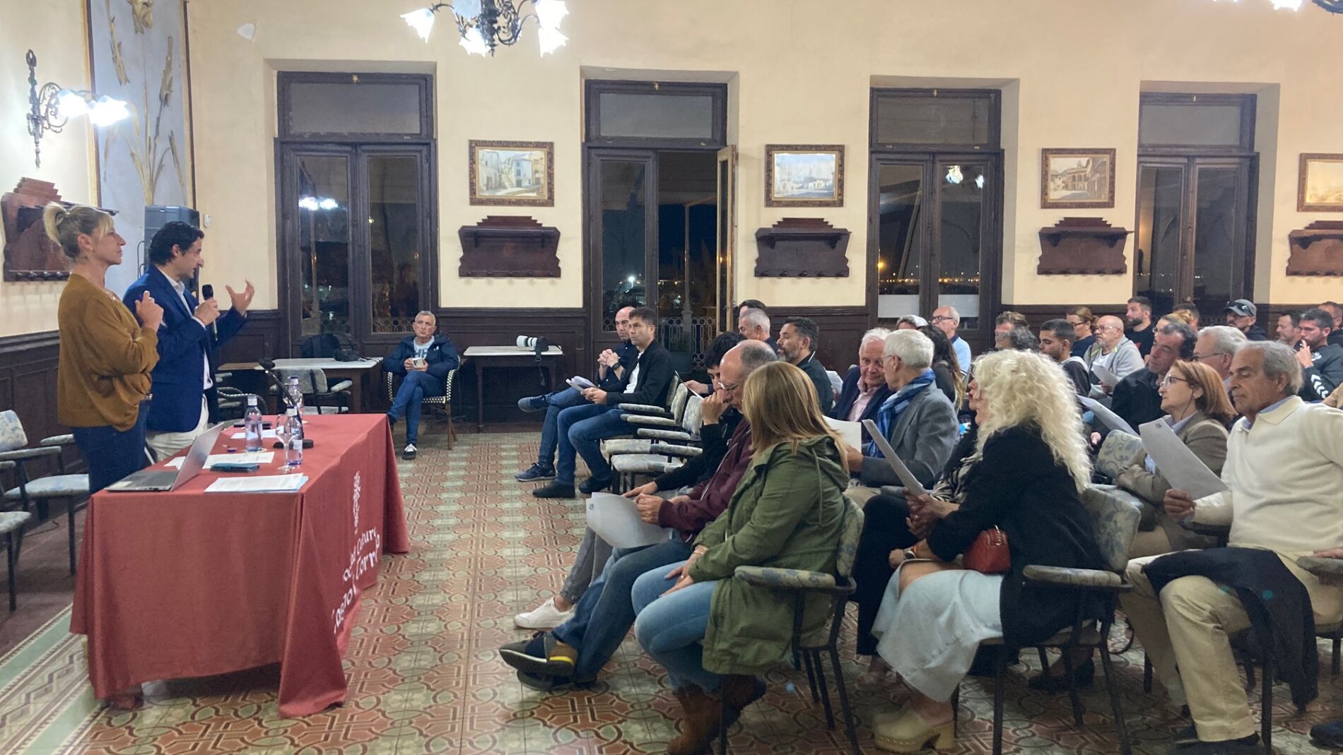 Eduardo Dolón (PP) firma su contrato electoral con los clubes ...