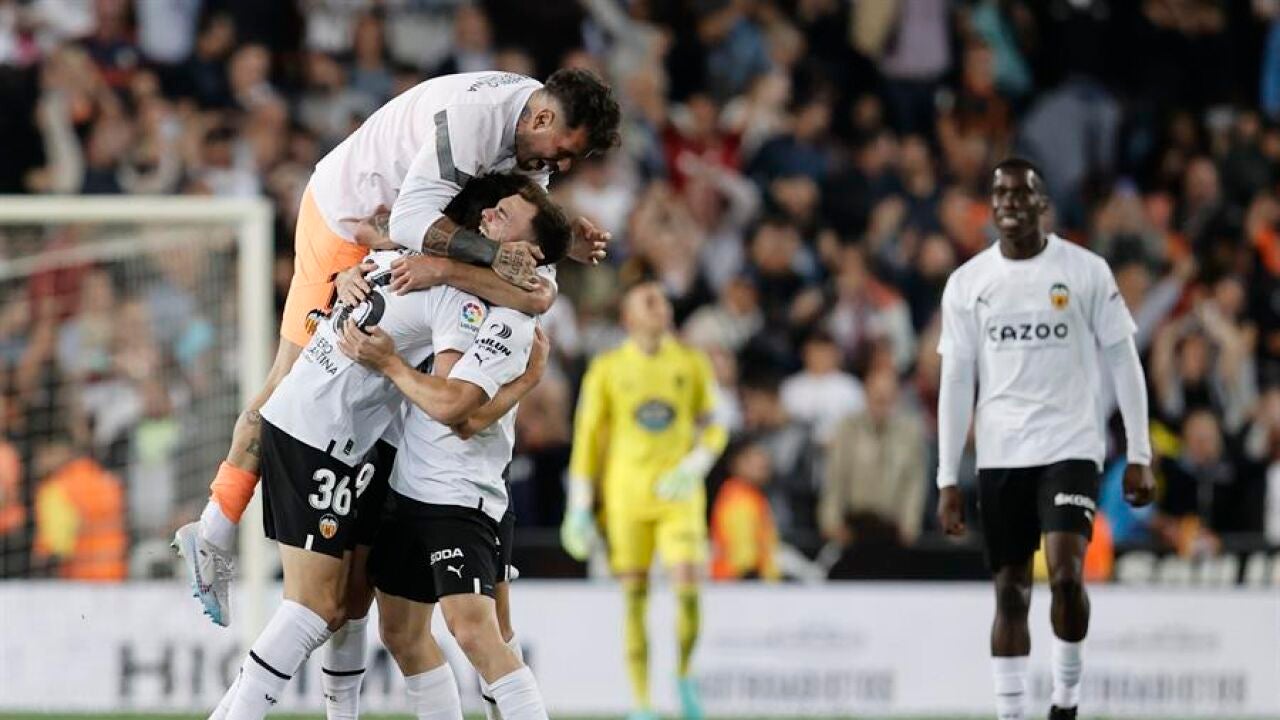 Javi Guerra gana la batalla al Valladolid y da tres puntos de oro al ...