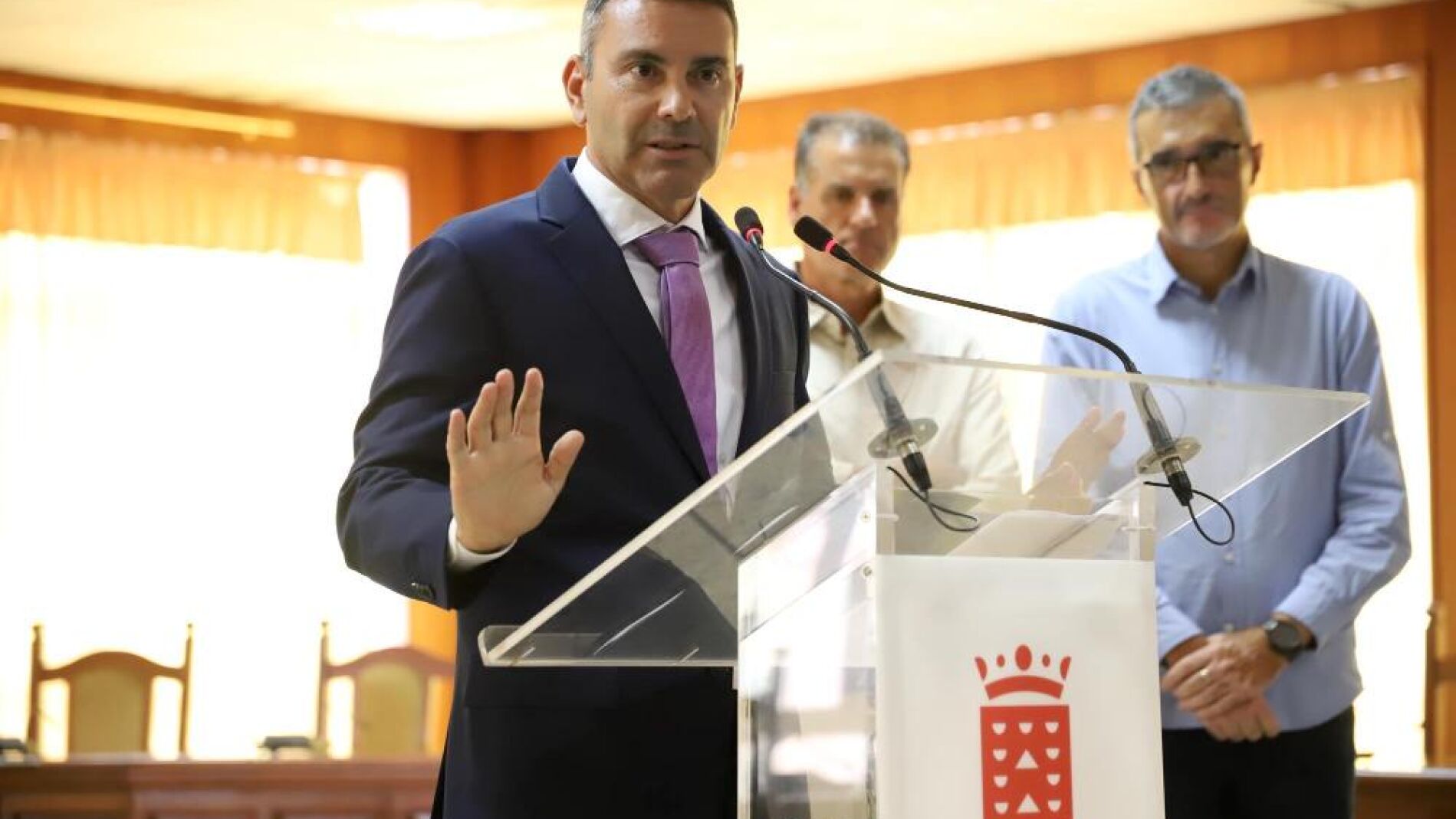 El Presidente del Cabildo de Lanzarote, Oswaldo Betacor se sube el ...