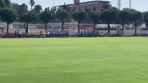 La plantilla del Valencia hace el pasillo a la campeona del Mundo Enith ...