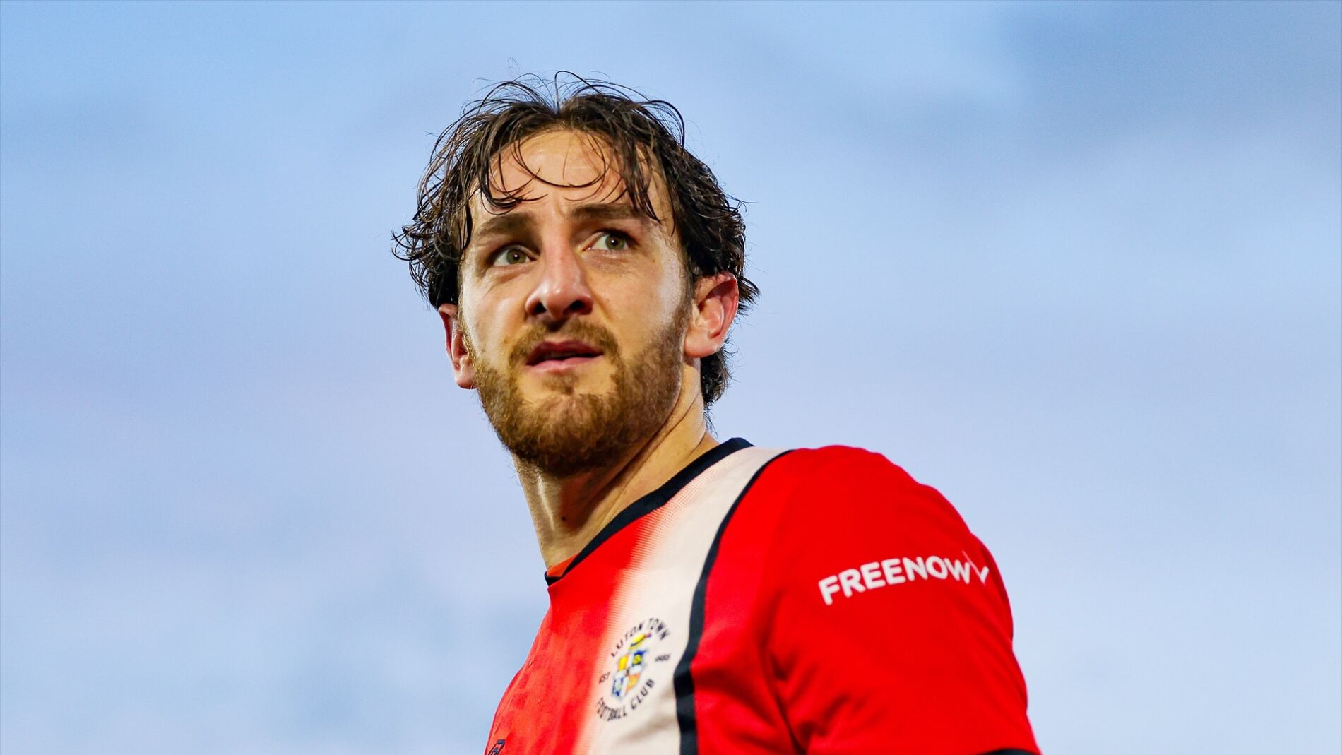 El capitán del Luton, Tom Lockyer, sufre un paro cardiaco en pleno ...