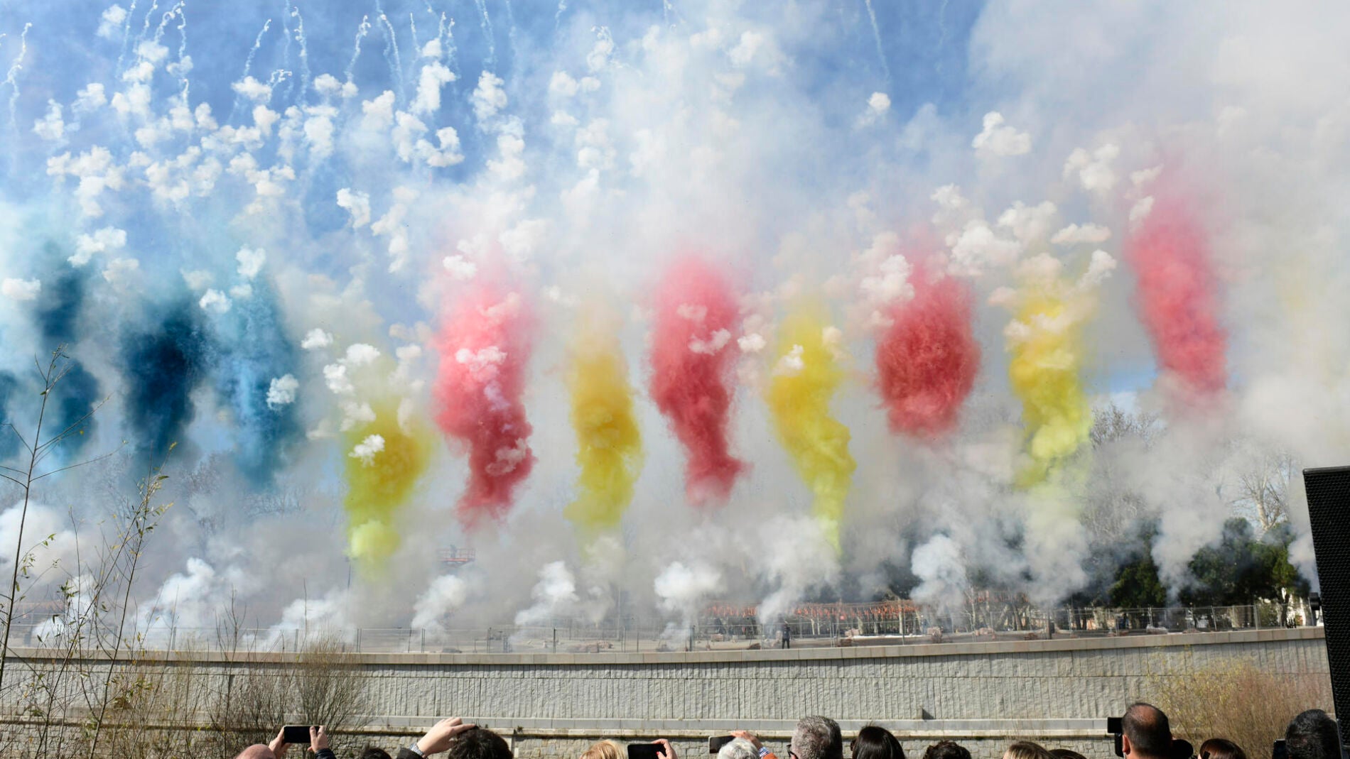 La polémica 'mascletà' de Almeida lanza 300 kilos de pólvora y una ...