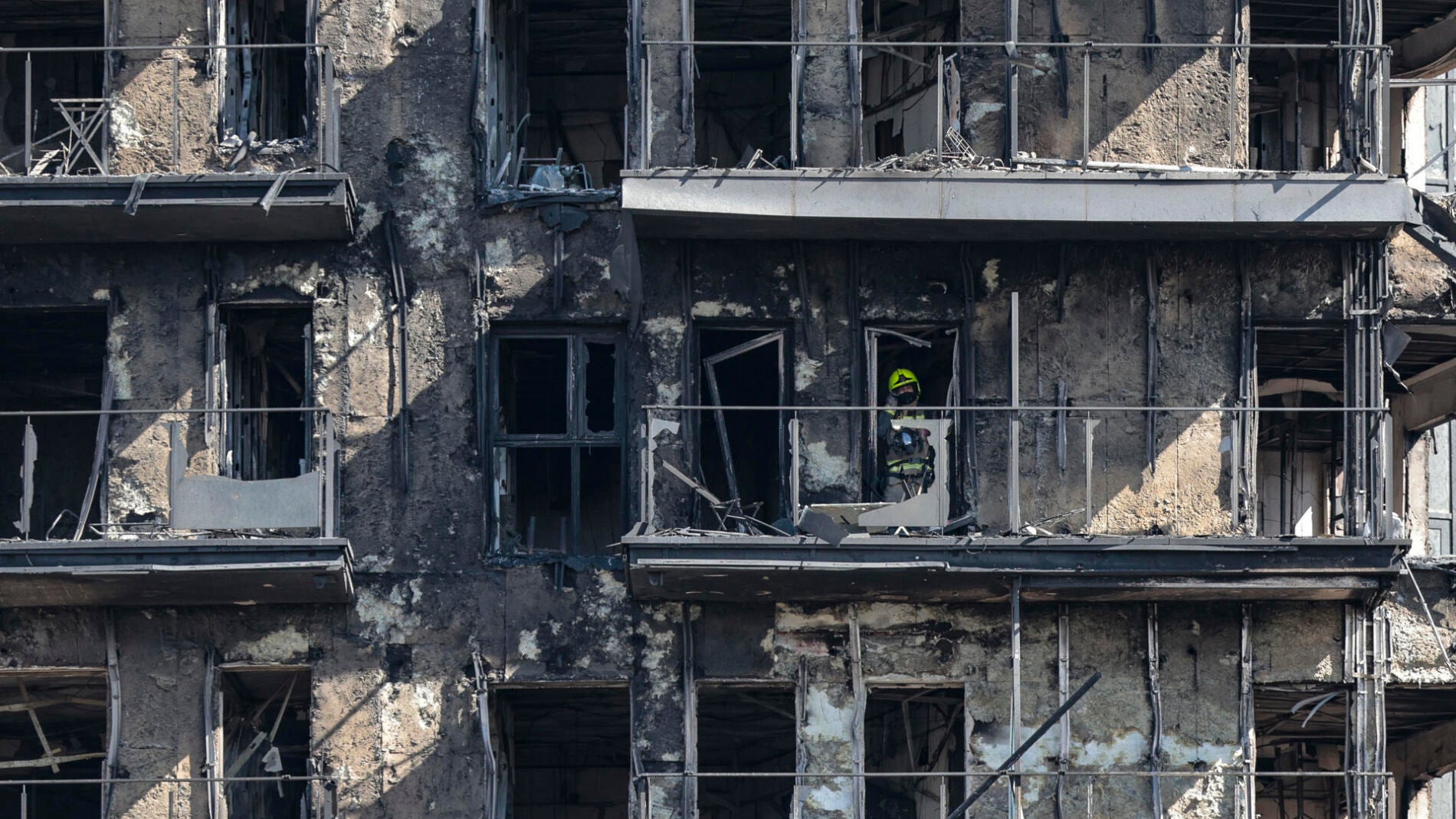 Un matrimonio joven y sus dos hijos, uno de 3 años y otro recién nacido ...