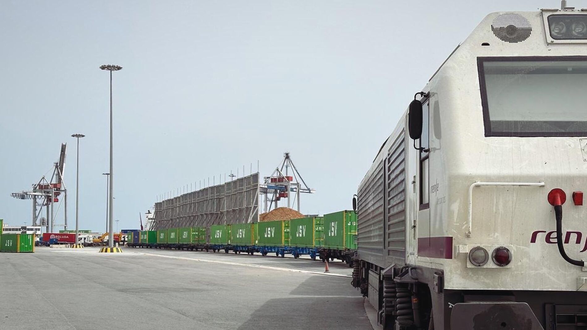 Alicante: Comienzan a entrar en el Puerto los primeros trenes de ...