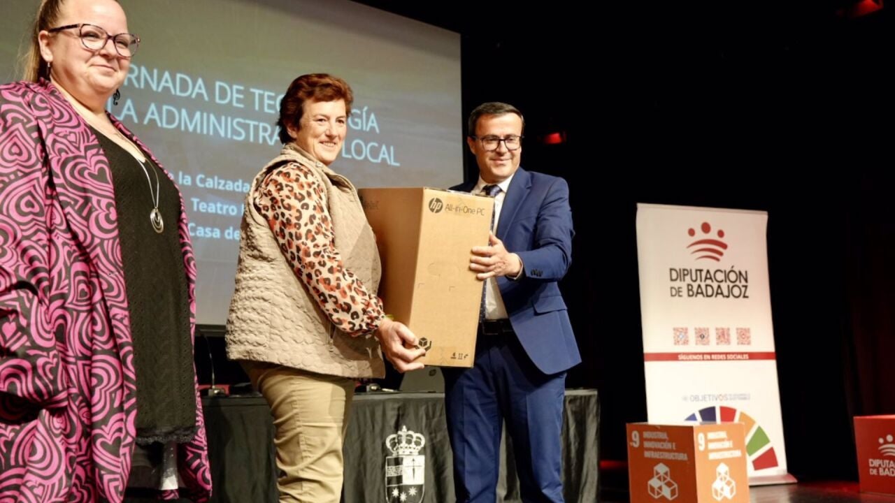 La Diputación de Badajoz entrega más de 700 equipos informáticos a los ...