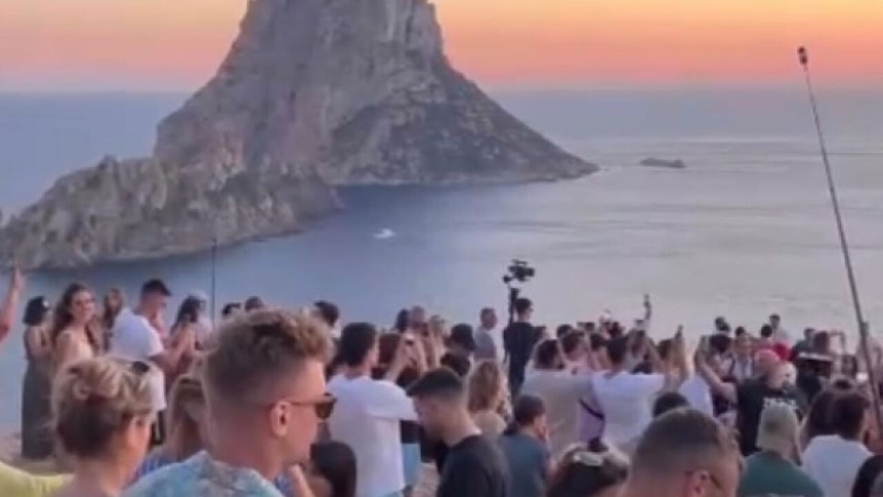El Dj internacional Diplo celebra una macrofiesta con centenares de personas en el espacio ...