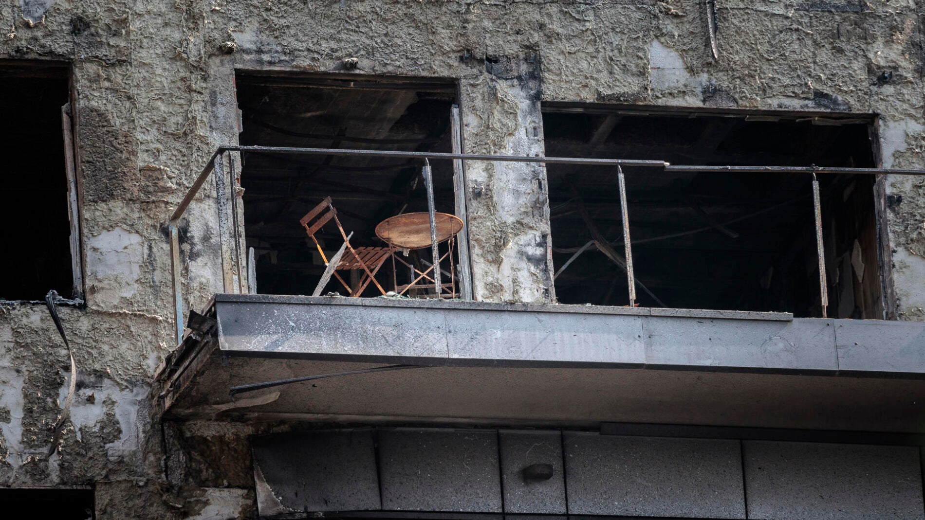 El interior del edificio incendiado de Campanar refleja aún el horror ...