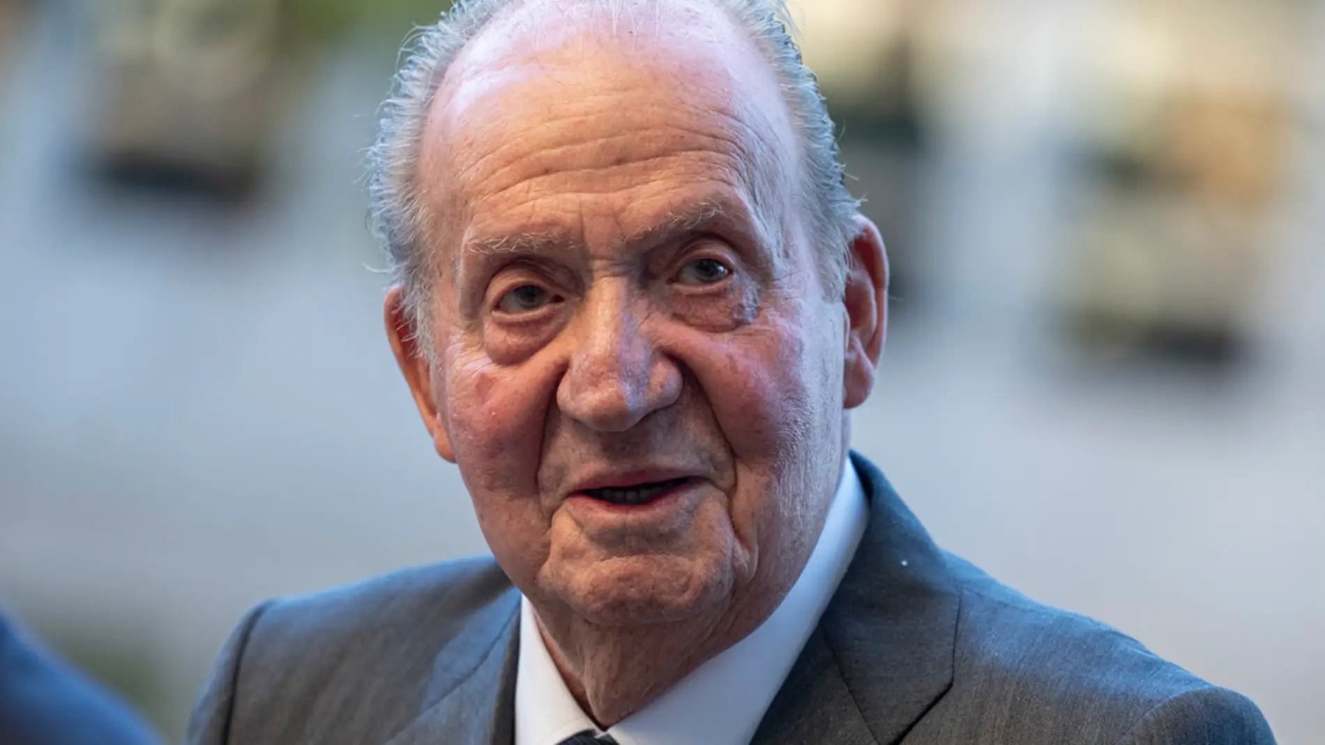 El Rey Juan Carlos Besándose Con Bárbara Rey Una Revista Holandesa