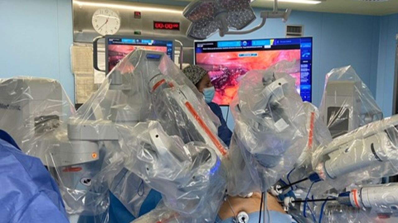 El Hospital de La Ribera realiza su primera cirugía ginecológica con el ...